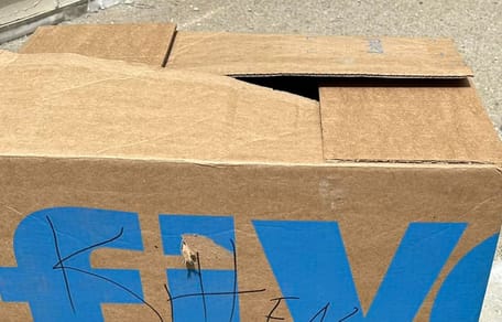 Un patient boîte dans les couloirs de l'hôpital : l'infirmier lui donne ...