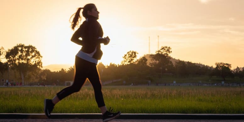 Une femme fait son jogging sans prendre le même trajet que d'habitude ...